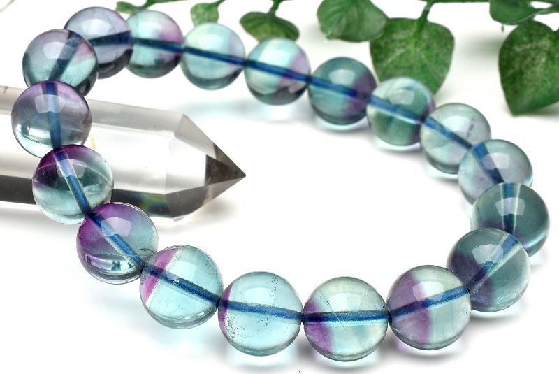 材質フローライト 11.5mm 産地： アメリカサイズ約11.5mm(±0.5mm)腕周り約17cm(伸縮性あり)重さ約46g特徴・意味透き通るような透明感の中に、ブルーとパープルが美しく重なり合うフローライトです。層のように広がる色のグラ...