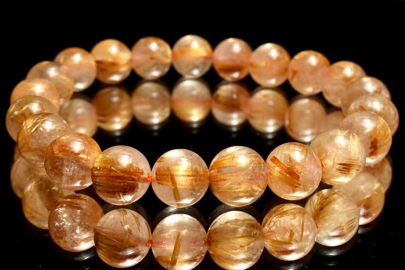 材質ゴールドタイチンルチルクォーツ 9.5mm 産地：ブラジルサイズ約9.5mm(±0.5mm)腕周り約16.5cm(伸縮性あり)重さ約27g特徴・意味やわらかなミルキー調の水晶に、ゴールドカラーのタイチンルチルが豊富に入り込んだルチルクォ...