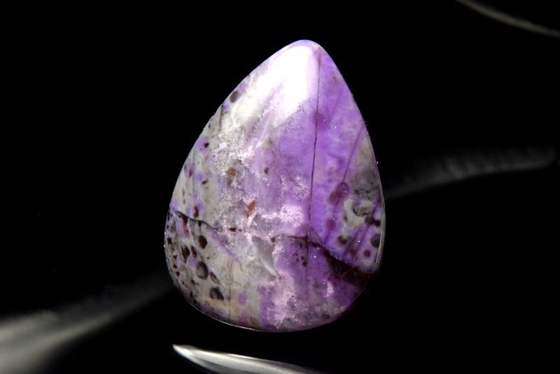 材質スギライト(杉石) 21x16mm 産地：南アフリカサイズ約21x16mm重さ約1.7g特徴・意味深く濃密なパープルが際立つ、高品質スギライトのルースです。鮮やかでありながら落ち着きを感じさせる紫は、スギライト特有の魅力を存分に引き出し...