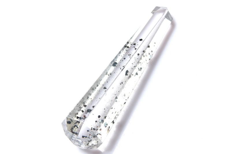 材質ブラックレピドクロサイトインクォーツ 46x13mm 産地：ブラジルサイズ約46x13mm重さ約7g特徴・意味透明度の高い水晶の中で舞う内包が美しくうっとりしてしまいそうです。コレクター様にもオススメしたい秀逸品です。水晶にレピドクロサ...