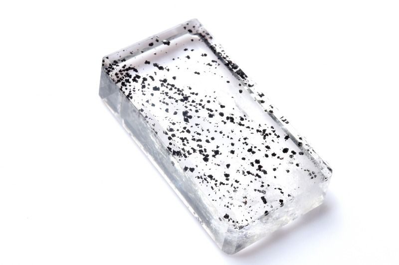 材質ブラックレピドクロサイトインクォーツ 28x15mm 産地：ブラジルサイズ約28x15mm重さ約8g特徴・意味透明度の高い水晶の中で舞う内包が美しくうっとりしてしまいそうです。コレクター様にもオススメしたい秀逸品です。水晶にレピドクロサ...