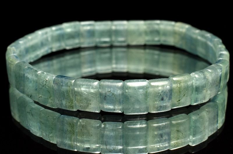 材質カイヤナイト 5-6x8mm 産地：ブラジルサイズ約5-6x8mm腕周り約16.5cm(伸縮性あり)重さ約14g特徴・意味特有の繊維状結晶が美しく、透け感もあるブルーグリーンの濃淡が魅力的です。ファッション性にも優れています。カイヤナイ...