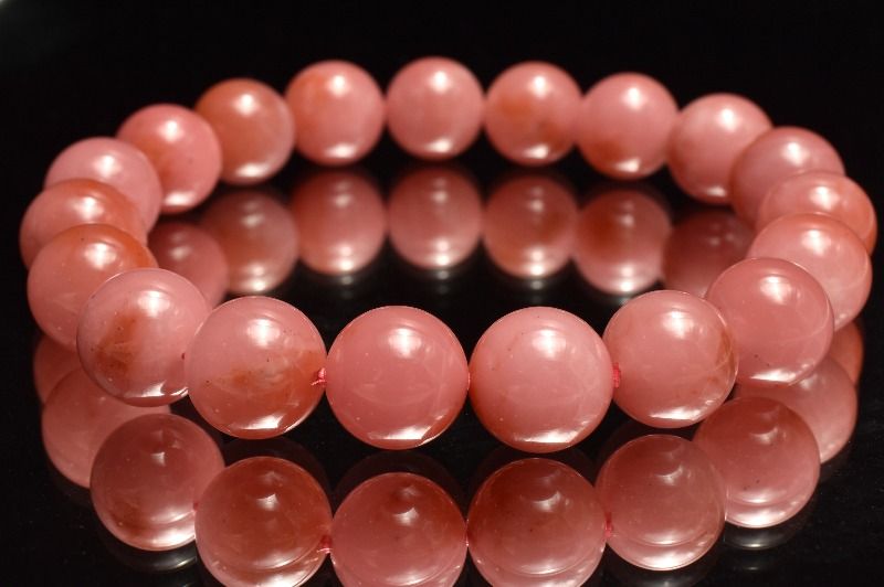 材質グァバクォーツ(天然ピンククォーツ) 10.5mm 産地：ブラジルサイズ約10.5mm(±0.5mm)腕周り約16.5cm(伸縮性あり)重さ約32g特徴・意味果物のグァバに似たカラーからグァバクォーツという名前で流通しています。グァバク...
