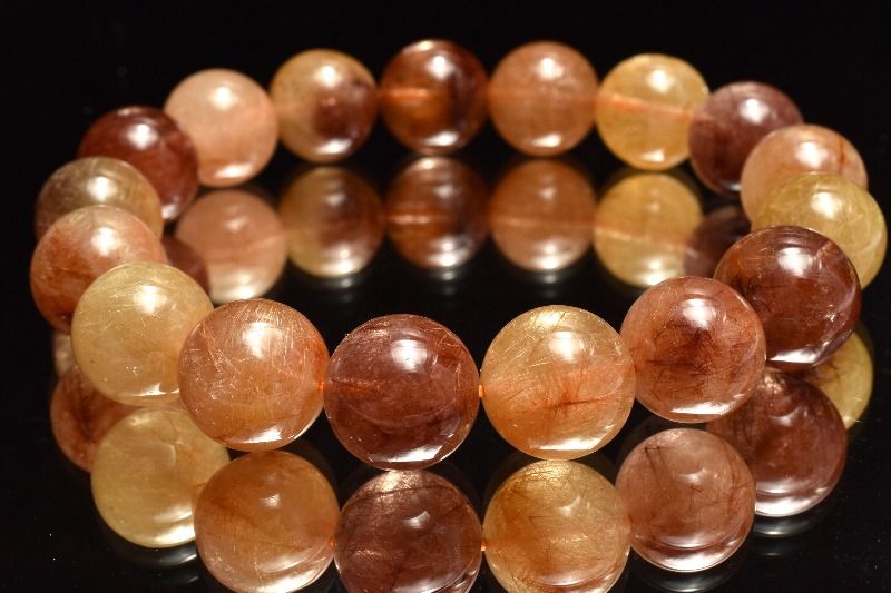 材質オレンジルチルクォーツ 12mm 産地：ブラジルサイズ約12mm(±0.5mm)腕周り約16.5cm(伸縮性あり)重さ約44g特徴・意味太陽のような強い輝きを併せ持つオレンジブラウンカラーのルチルが大量に含まれた逸品です。水晶の透明度も...