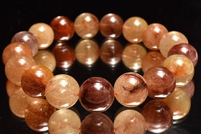 材質オレンジルチルクォーツ 12.5mm 産地：ブラジルサイズ約12.5mm(±0.5mm)腕周り約17cm(伸縮性あり)重さ約48g特徴・意味太陽のような強い輝きを併せ持つオレンジブラウンカラーのルチルが大量に含まれた逸品です。水晶の透明...