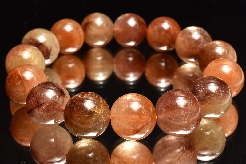 材質オレンジルチルクォーツ 14mm 産地：ブラジルサイズ約14mm(±0.5mm)腕周り約16cm(伸縮性あり)重さ約58g特徴・意味太陽のような強い輝きを併せ持つオレンジブラウンカラーのルチルが大量に含まれた逸品です。水晶の透明度も抜群...