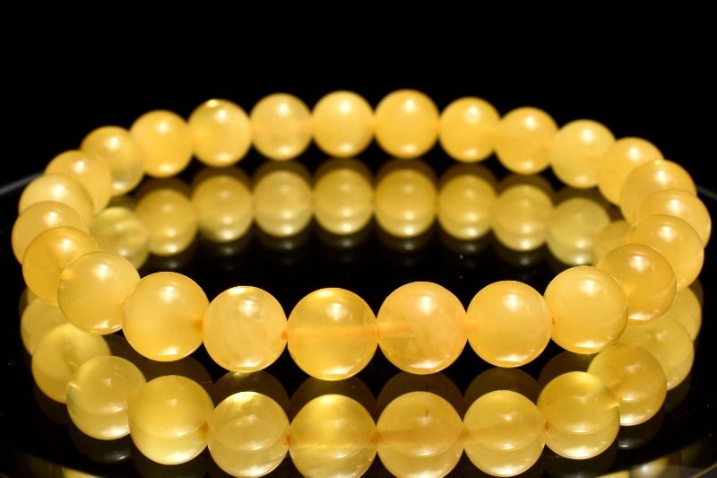 材質ブルーアンバー 7.5mm 産地：メキシコサイズ約7.5mm(±0.5mm)腕周り約15.5cm(伸縮性あり)重さ約6g特徴・意味希少なメキシコ産ブルーアンバーを使用したブレスレットです。天然琥珀ならではの軽やかな質感があり、石系素材と...