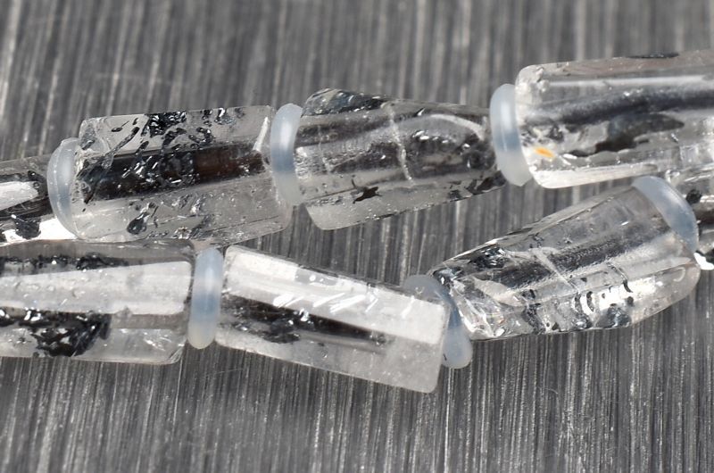 材質スティブナイトインクォーツ 6-9x3.5mm 産地：ルーマニアサイズ約6-9x3.5mm(±0.5mm)腕周り約17cm(伸縮性あり)重さ約4.2g特徴・意味希少なルーマニア産スティブナイトインクォーツの原石ラフカットブレスレットです...