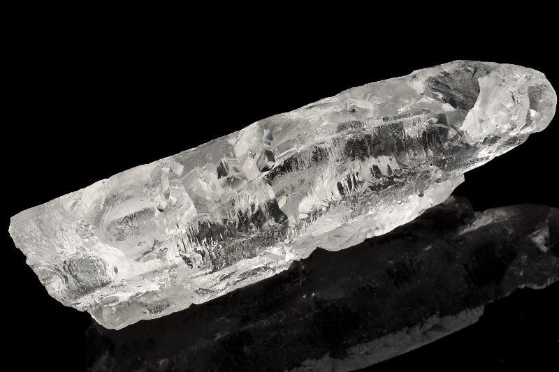 材質ニルヴァーナクォーツ(ヒマラヤンアイスクリスタル) 81x21x16mm 産地：ヒマラヤサイズ約81x21x16mm重さ約45g特徴・意味ヒマラヤ産ニルヴァーナクォーツのポイント原石のポイントです。ゴツゴツと蝕像をうけた氷のような結晶感...