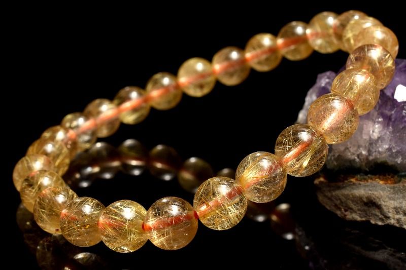 材質ゴールドルチルクォーツ 7mm 産地：ブラジルサイズ約7mm(±0.5mm)腕周り約15cm(伸縮性あり)重さ約13g特徴・意味透明度も高めで内包をしっかりお楽しみいただくことができます。ゴールドカラーはなんといっても華やかで上品。腕元...
