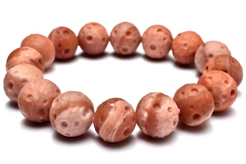 材質阿拉善(アラシャン)ゴビアゲートシリカ 13.5mm 産地：中国サイズ約13.5mm(±0.5mm)腕周り約16cm(伸縮性あり)重さ約49g特徴・意味マットな質感で優しい色合いが魅力的です。月を模した彫刻が施されており、バラしてハンド...