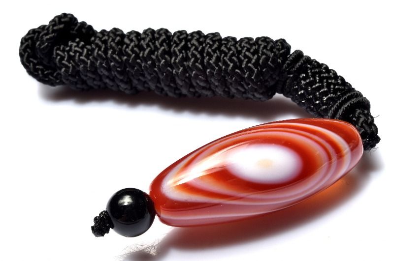 材質赤天眼石 38x15(丸玉8)mm 産地：チベットサイズ約38x15(丸玉8)mm重さ約17g特徴・意味発色の良い赤天眼石に浮かぶ神秘的な天眼模様が、落ち着いた存在感と個性を上品に引き立てます。天眼石（EyeAgate）とは瑪瑙の一種で...