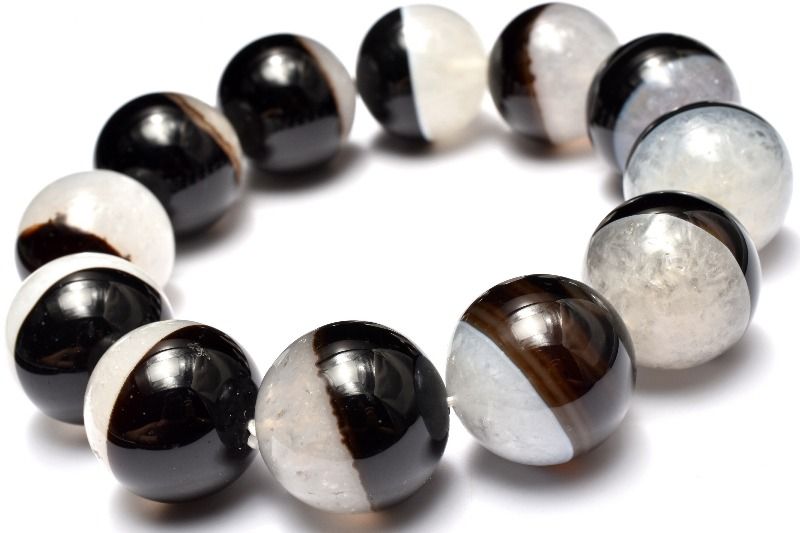 材質黒天眼石と水晶共生 20mm 産地：チベットサイズ約20mm(±0.5mm)腕周り約17.5cm(伸縮性あり)重さ約127g特徴・意味黒天眼石と水晶が美しく共生した、存在感あふれる大珠ならではの奥深い表情をお楽しみいただけるアイテムです...