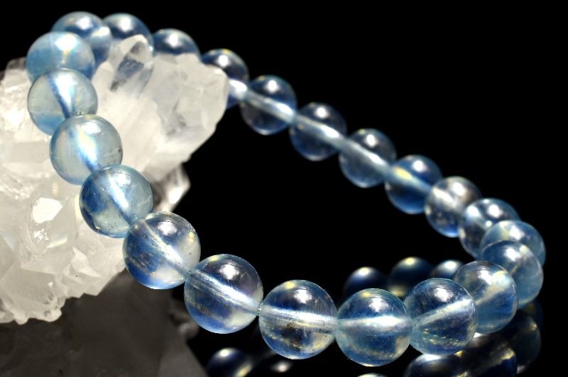 材質アクアマリン 8.5mm 産地：ブラジルサイズ約8.5mm(±0.5mm)腕周り約16cm(伸縮性あり)重さ約19g特徴・意味AAならではの澄んだ色合いが美しいアクアマリンです。やわらかなとろみを思わせるシラーが涼やかな印象を添え、上品...