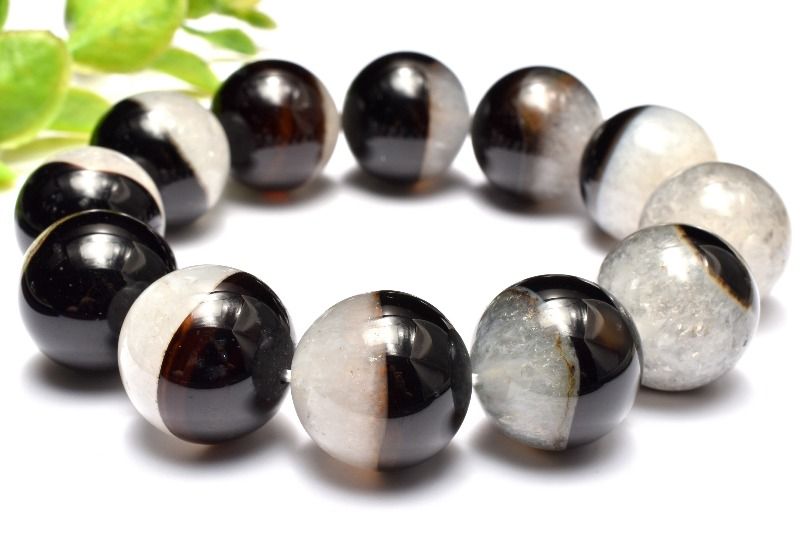 材質黒天眼石水晶共生 20mm 産地：チベットサイズ約20mm(±0.5mm)腕周り約18cm(伸縮性あり)重さ約128g特徴・意味黒天眼石と水晶が美しく共生した半々タイプの大珠で、印象的なコントラストが上品な存在感を引き立てます。天眼石は...