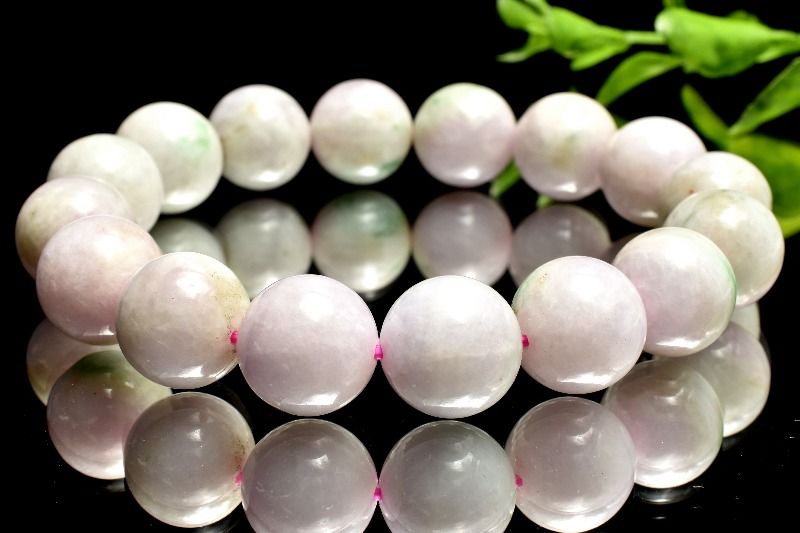 材質ラベンダー翡翠(硬玉ジェダイト) 12.5mm 産地：ミャンマーサイズ約12.5mm(±0.5mm)腕周り約16cm(伸縮性あり)重さ約56g特徴・意味やわらかな紫を帯びた希少なミャンマー産ラベンダー翡翠が、上品で穏やかな存在感を静かに...