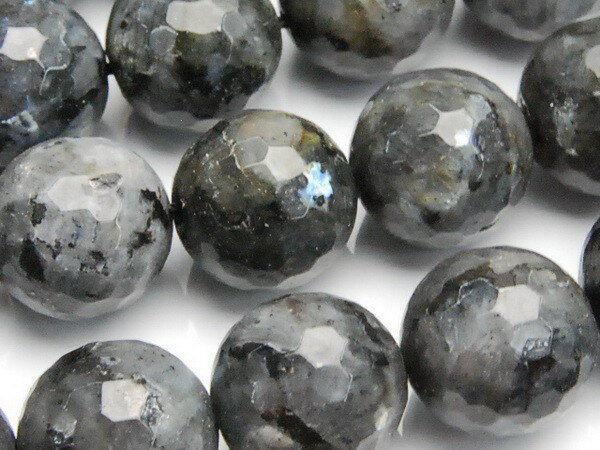 石についてラルビカイト ( larvikite ) は 、 和名 を 月長石 閃長岩 ( げっちょうせき せんちょうがん ) といい 、 黒色 、 灰色 を ベース に 青色 や 白色 の シラー が 見られる 美しい 天然石 です。 高級...
