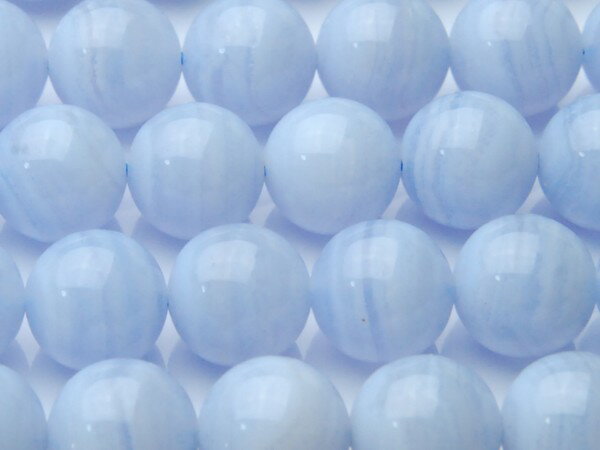 石についてブルーレースアゲート ( bluelace agate ) は 、 和名 を 空色縞瑪瑙 ( そらいろしまめのう ) といい、柔らかい 空色 に レース の ように 見える 白い 模様 が 入った 天然石 です。 六方晶系 に 属...