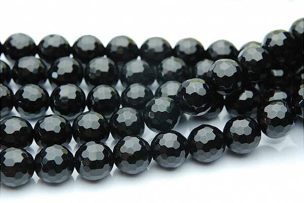 石についてオニキス ( onyx ) は 、 和名 を 黒瑪瑙 ( くろめのう ) といい 曇り の 無い 漆黒 の 美しい 天然石 です 。 六方晶系 に 属し ガラス状 の 光沢 が 特徴 の 鉱物 です 。 モース硬度 は 7 。 邪...