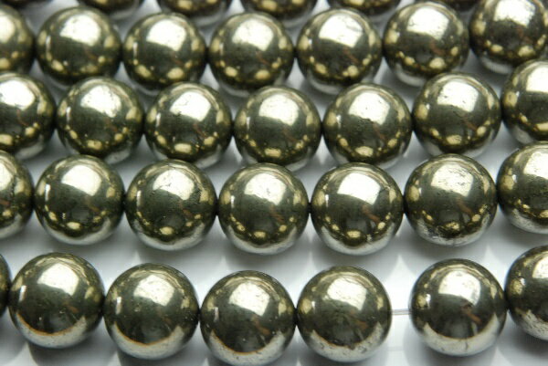 石についてパイライト ( pyrite ) は 、 和名 を 黄鉄鉱 ( おうてっこう ) といい 金色 の 美しい 天然石 です。 人工的 に 作られた ような キュービック と 呼ばれる 形 で 産出 される 鉱石 です。 等軸晶系 に...