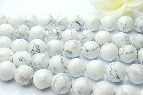 石についてハウライト ( howlite ) は 、 和名 を 菱苦土石 ( りょうくどせき ) といい マット な 白色 が 美しい 天然石 です。 三方晶系 に 属し モース硬度 は 3.5 〜 4.5 。純粋 、 無垢 を 表し 精神...