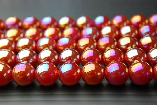 石についてカーネリアン ( carnelian ) は 、 和名 を 玉髄 ( ぎょくずい ) といい 美しい オレンジ 色 の 半透明 の メノウ を 指す 天然石 の 名前 です。 六方晶系 に 属し カルセドニー の 中でも 網目 模...