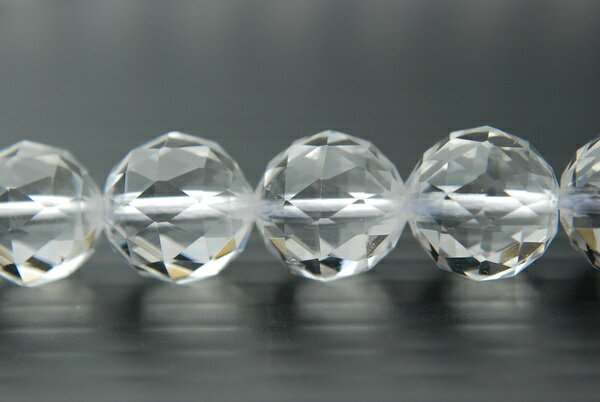 石についてクリスタル クォーツ ( quartz ) は 、 和名 を 石英 ・ 水晶 ( せきえい ・ すいしょう ) といい 正式名称 を ロッククリスタル という 天然石 です 。 六方晶系 に 属し 無色透明 の ものを クォーツ ...