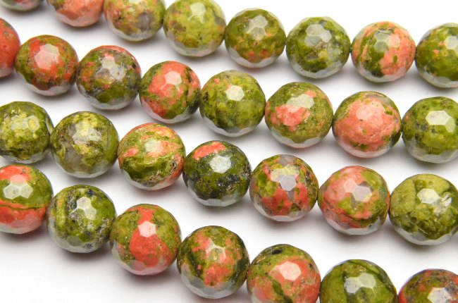 石についてユナカイト ( unakite ) は 、 和名 を 緑簾石 ( りょくれんせき ) 、 ユナカ石 といい 、 黄緑色 、 緑色 、 ピンク色 、 オレンジ色 などが 混ざりあった 美しい 天然石 です。 六方晶系 に 属し モー...