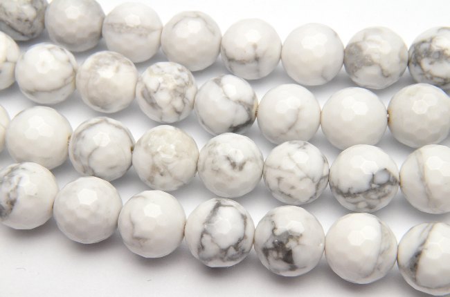 石についてハウライト ( howlite ) は 、 和名 を 菱苦土石 ( りょうくどせき ) といい マット な 白色 が 美しい 天然石 です。 三方晶系 に 属し モース硬度 は 3.5 〜 4.5 。純粋 、 無垢 を 表し 精神...