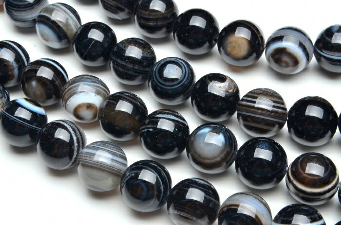 石についてアゲート ( agate ) は 、 和名 を 瑪瑙 ( めのう ) といい、 多様な 模様 を 持つ 天然石 です。 六方晶系 に 属し 石英 の 結晶 が 集まって 作られた 鉱物 です 。 モース硬度 は 7 。 結束 を ...