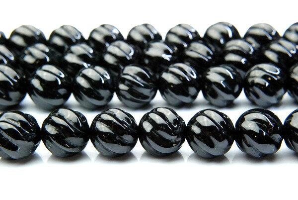 石についてオニキス ( onyx ) は 、 和名 を 黒瑪瑙 ( くろめのう ) といい 曇り の 無い 漆黒 の 美しい 天然石 です 。 六方晶系 に 属し ガラス状 の 光沢 が 特徴 の 鉱物 です 。 モース硬度 は 7 。 邪...