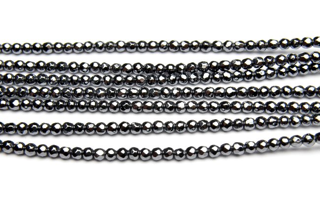 石についてヘマタイト ( hematite ) は 、 和名 を 赤鉄鉱 ( せきてっこう ) といい、 黒色 、 黒灰色 、 赤褐色 などが 美しい 天然石 です。 六方晶系 に 属し モース硬度 5 〜 6.5 の 鉱石 です。 運動能...