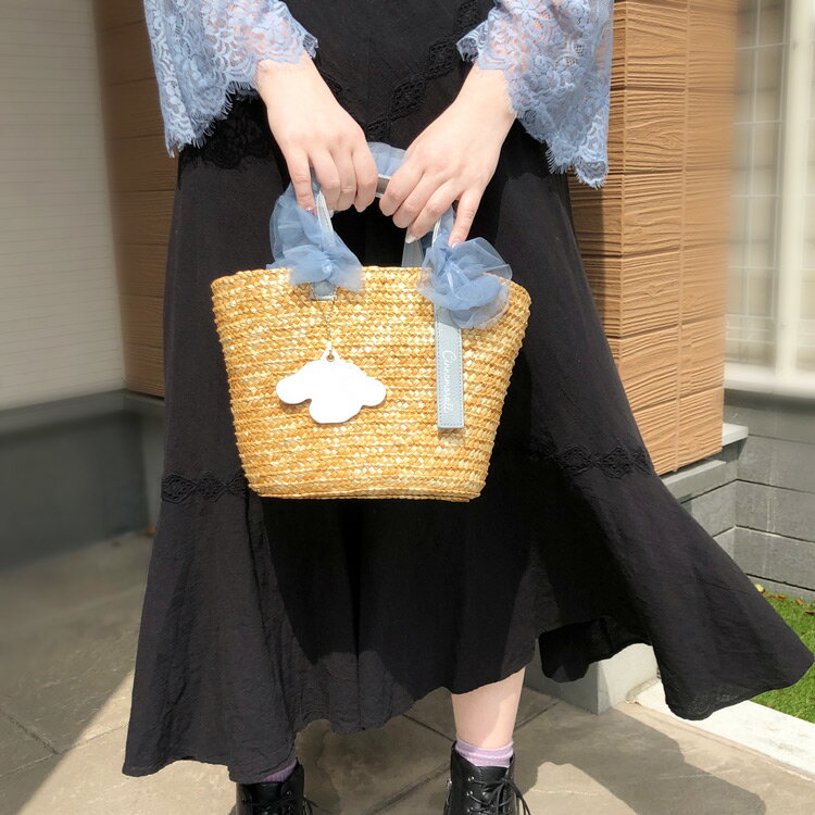 商品仕様【サイズ】約W33×H23×D13cm【素材】ポリエステル【仕様】合皮チャーム付き、内生地：総柄、ロゴプリント【生産国】中国特記事項※画像はあくまでも商品イメージになります。実際の商品と色や仕様が異なる場合がありますので、予め御了承...