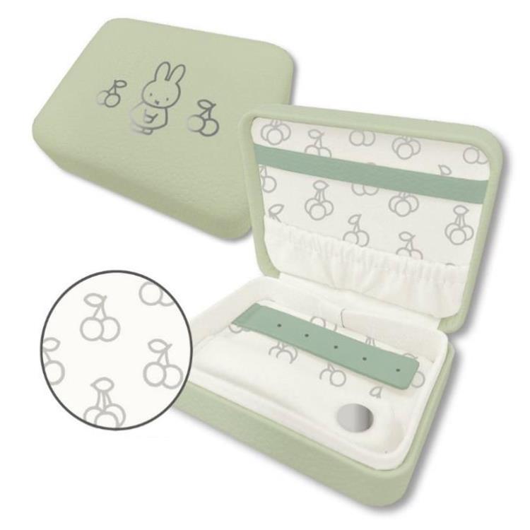 商品仕様【サイズ】 本体：約H65×W85×D30mm パッケージ：約H70×W90×D35mm 【素材】PU・ポリエステル・PVC・銅・鉄 【特長】 ・ワンポイント箔押し入り ・内生地に型押し入り ・開閉しやすいバネヒンジ仕様 ・中身をし...