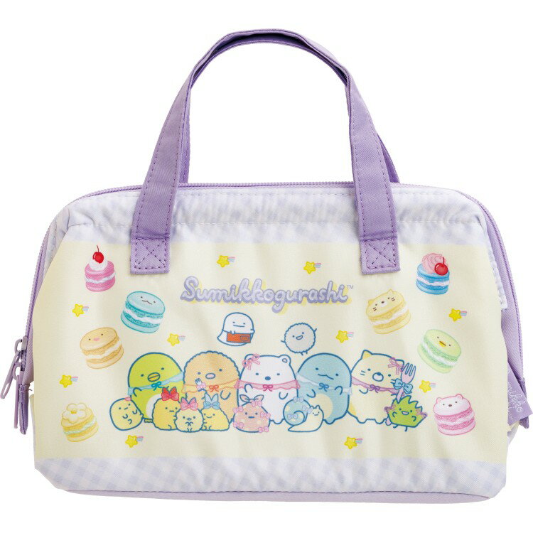 商品仕様がま口タイプのランチバッグです。 すみっコたちがカラフルなケーキに囲まれて、見ているだけでときめくファンタジーなデザインです♪ ポップな雰囲気でランチタイムがもっとハッピーに☆ 【サイズ】約160×220×115mm 【素材】ポリエ...