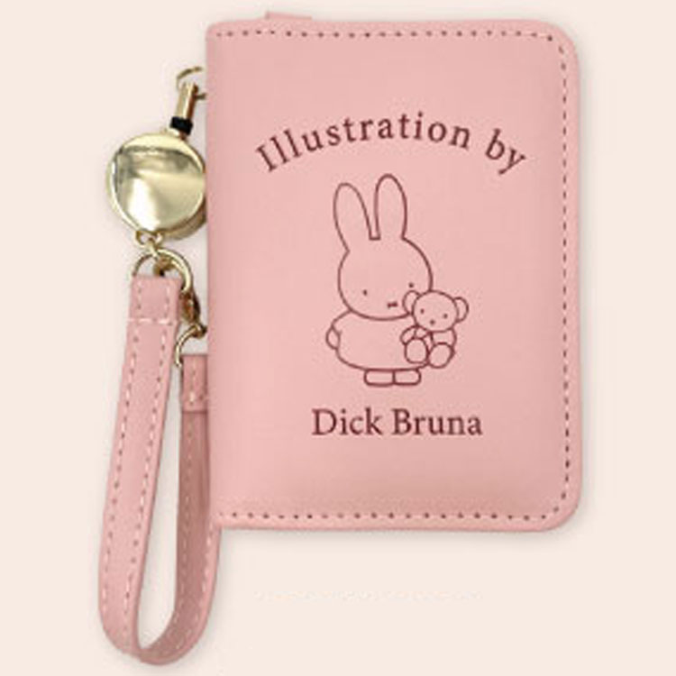 商品仕様【サイズ】約W100×H75×D10mm 【素材】合成皮革、ポリエステル 【仕様】エンボス加工 【原産国】中国 【特長】 便利な伸びるリール付き！ 裏面はICカード収納可能！ カードが入る2つのポケット付き！特記事項※画像はあくまで...