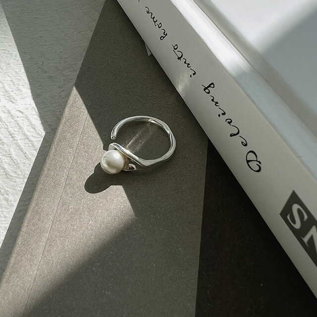 ＜必ずご確認下さい＞ ポスト投函のネコポス発送商品です。 お客様に直接配達する宅配便とは違い下記サービスがご利用になれません。 ◆お届け日時の指定 ◆代金引き換え決済 台座の上のパールが印象的なデザインのリングです。 幅広いコーディネートに...