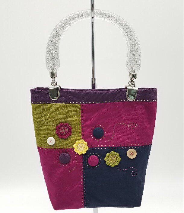 商品説明素材綿　他サイズ 本体　　幅240×高さ210×マチ80(mm)持ち手　高さ125(mm)(特徴など)ビビットカラーをつなぎ合わせて、包みボタンやニットで編み込んだボタンを刺繍で飾り付けました。 注意画面の環境によって色が異なる場合...