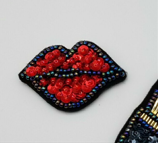 商品説明素材フエルト　スパンコール　ビーズ サイズ60×40(特徴など)セクシーなくちびるをブローチにしました。Tシャツやバッグにプラスしてお楽しみください。色違いがございます。 直接店舗までメールにてお問合せください。注意 画面の環境によ...