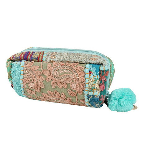 ●素材:【表地】綿/レーヨン 【裏地】ポリエステル【実寸サイズ】●フリーサイズ詳細:【幅】14cm 【奥行】5.5cm 【高さ】7cm●インド製●メーカーカラー表記:SALMON BLUE ASSORT●ザリ刺繍のメガネケース。●ザリ刺しゅ...