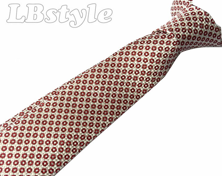 GIORGIO　ARMANI　アルマーニ　ネクタイ シルク100％　イタリア製です。 素　材 表地シルク100％、裏地シルク100％ カラー アカ系 状　態 新品　未使用 付属品 無し 注　意 ◇画面上と実物では多少色具合が異なって見える場...