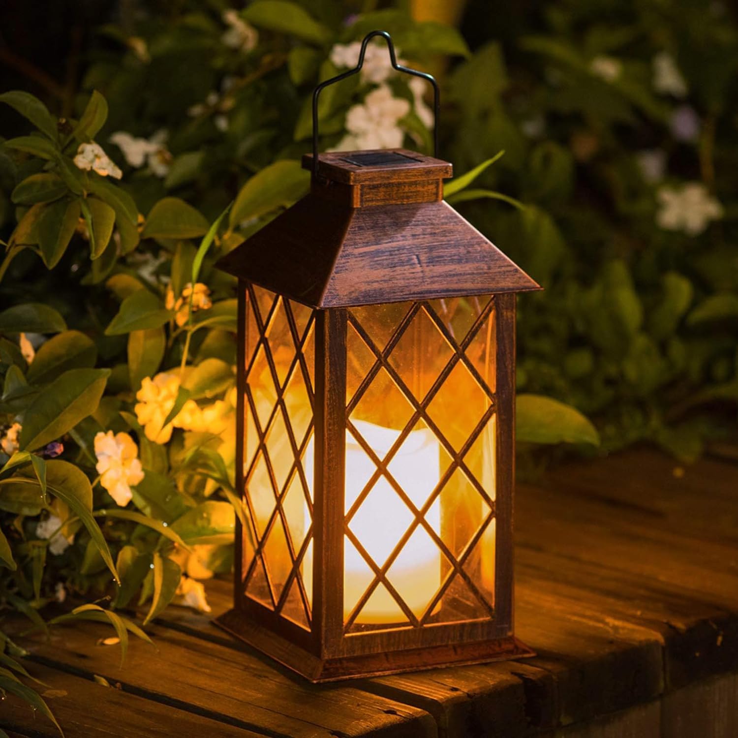 この商品について【炎のように揺らぐ灯り】LEDソーラーランタン、暗くなるとゆらゆらと炎のようなゆらぎの点滅で空間を彩り続けてくれています。まるで本物のろうそくの明かりのようなキャンドルライトです。【レトロデザイン】アンティーク風な見た目なの...