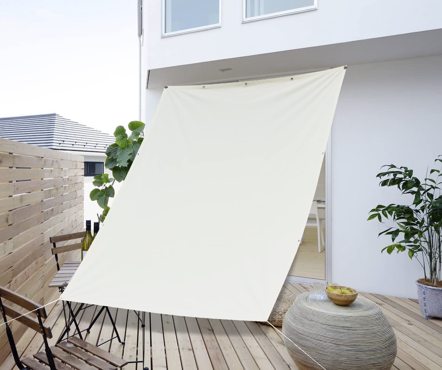 この商品について生地に300Dポリエステルを使用したシェードネットは、優れた撥水効果のシェードです、急な雨からも洗濯物などを守ってくれます。UV加工済みで紫外線を防止！有害な紫外線も95％カットするので、子供たちが遊ぶお庭や砂場の日よけに最...