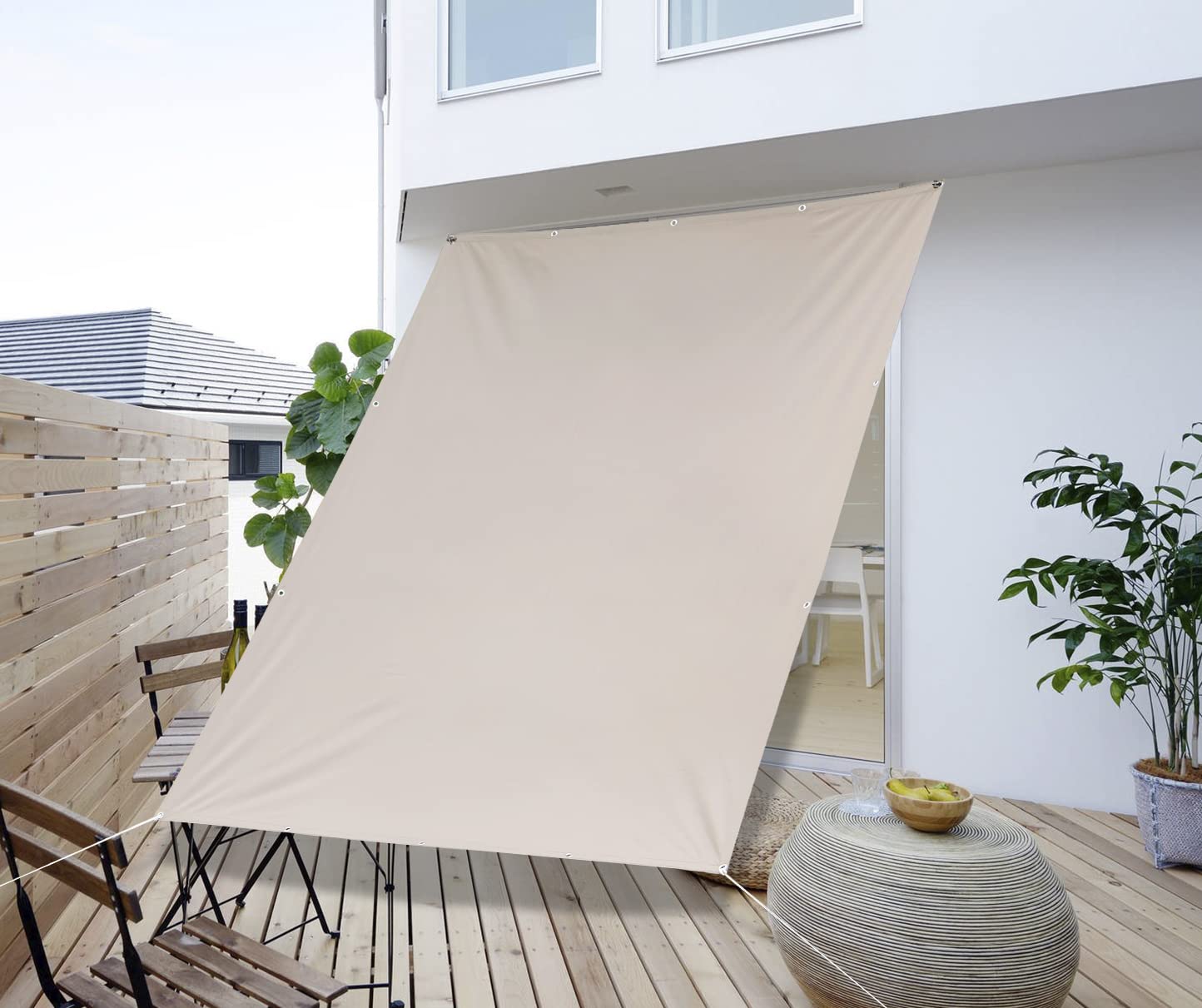 この商品について生地に300Dポリエステルを使用したシェードネットは、優れた撥水効果のシェードです、急な雨からも洗濯物などを守ってくれます。UV加工済みで紫外線を防止！有害な紫外線も95％カットするので、子供たちが遊ぶお庭や砂場の日よけに最...