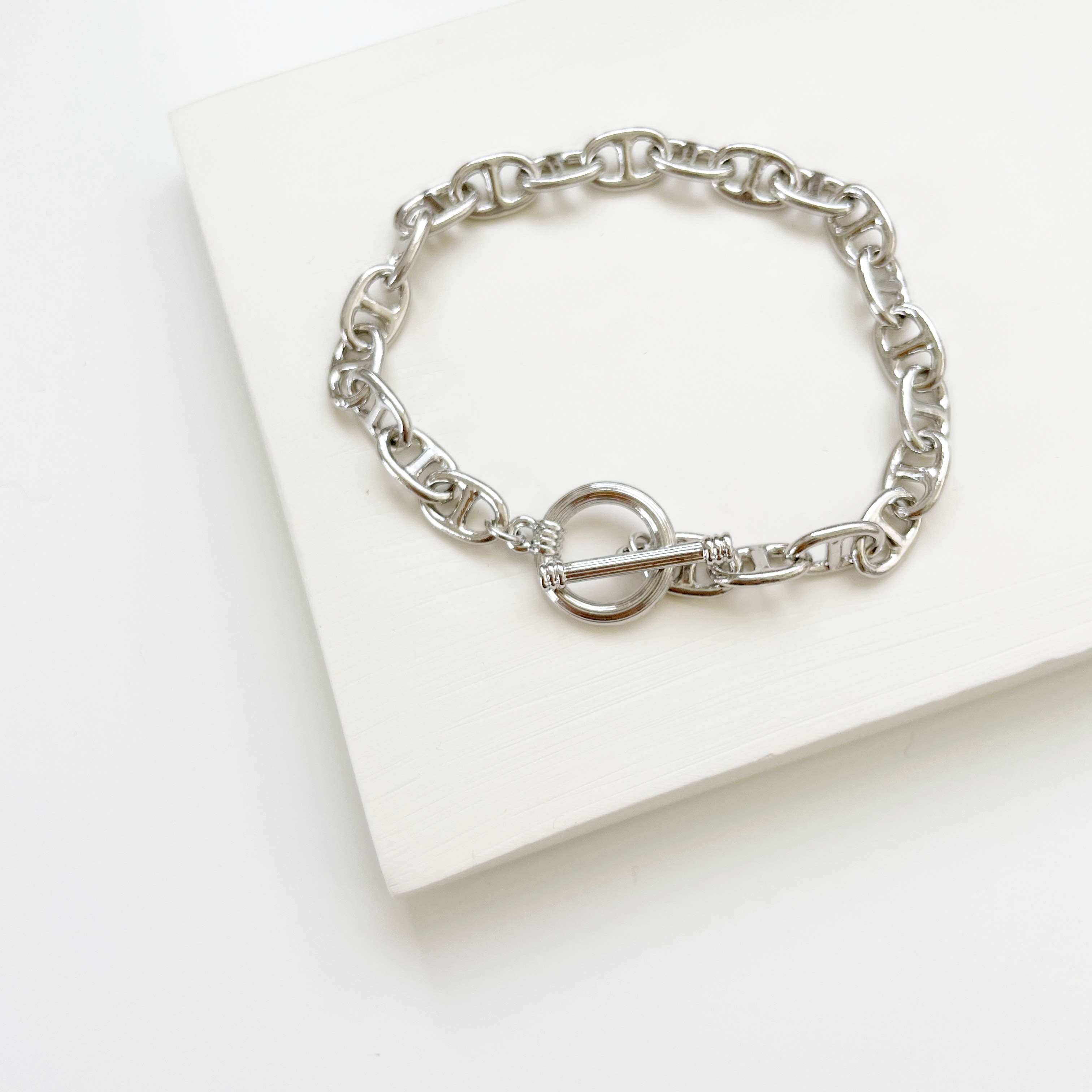 商品情報素材/材質金具部分：真鍮　ロジウムメッキサイズ/寸法長さ：標準16cmその他商品説明シンプルながらも上品さとカジュアルさをバランスよく感じられるデザインチェーンをブレスレットに仕上げました。他のアクセサリーと重ねても可愛いアイテムで...