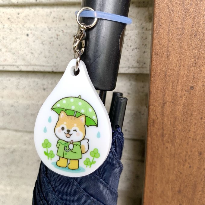 【送料無料】 柴犬アンブレラマーカー［しずく型デザイン］ かわいい柴犬のイラストが目を引く、 しずく型のアンブレラマーカーです。 傘の持ち手部分に取り付けることで、 自分の傘をひと目で見分けることができます。 雨の日の傘の取り違え防止はもち...