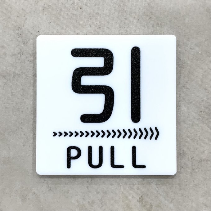 ご覧頂きまして誠にありがとうございます。 【送料無料】 PULL 引サインホワイトプレート［矢印右向き］ 高性能で精密なレーザー機器と UVプリンターで作成しました。 マットホワイトアクリル板に UVプリンターでブラックカラーを印字した作品...