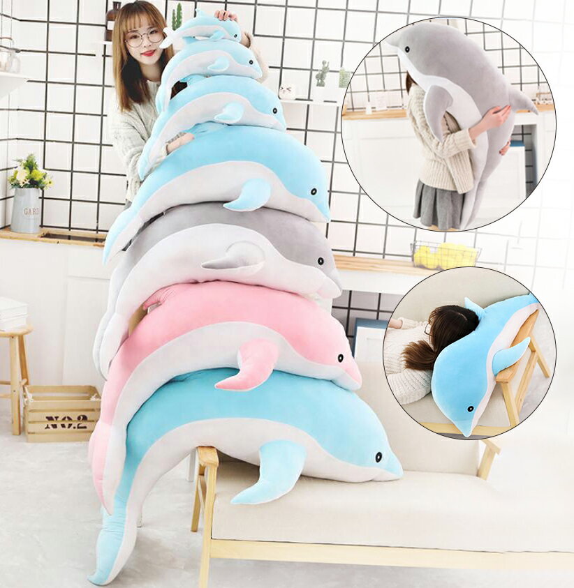 【ふわふわ】：フワフワの手触りが気持ちいい、とってもかわいいクッション兼抱き枕です。 しっぽもついて飾っておくだけでもまるでぬいぐるみのようで可愛いですよ。 ご自宅のソファーやベッドルームはもちろん、オフィスのチェアーの背もたれ部分にもいか...