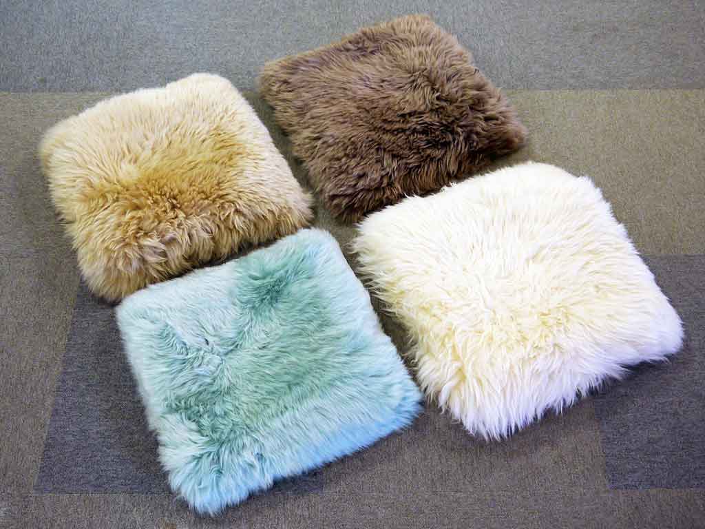 天然ムートン100%をシートクッションは 柔らかで優しい座り心地です。 ふわふわでボリュームたっぷりです。 素材 　ムートン 大きさ(cm) 　約40×40 中国製