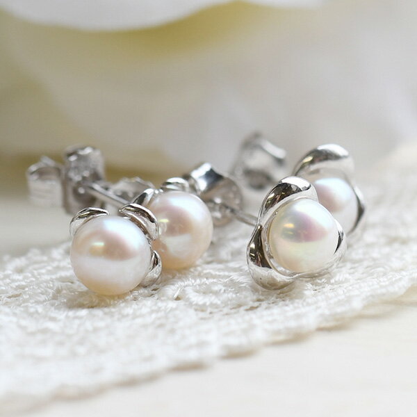 &nbsp; &nbsp; &nbsp; &nbsp; &nbsp; &nbsp; &nbsp; &nbsp; &nbsp; &nbsp; シンプルで使いやすい、デザインピアスが入荷いたしました。 さり気なくきらめくので、ちょっとそこまでの...